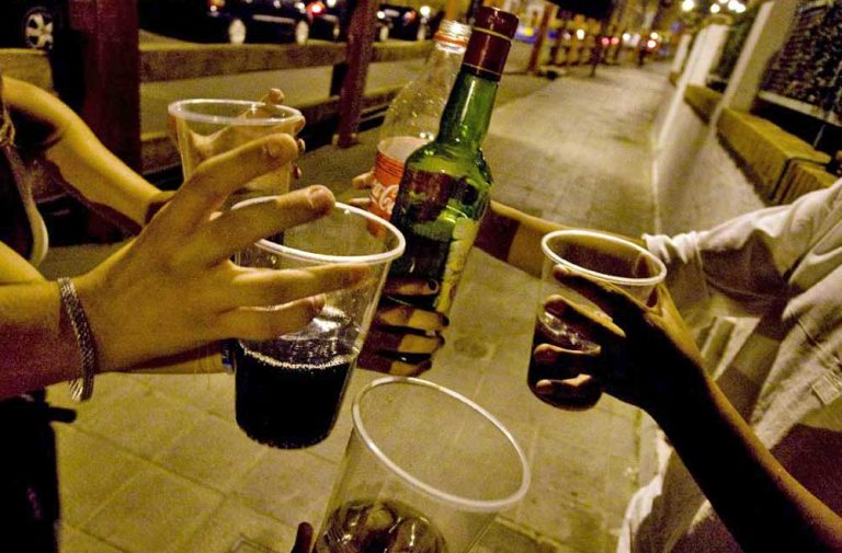 La Junta prohibe el botellón por ser «una actividad insalubre, nociva y ...
